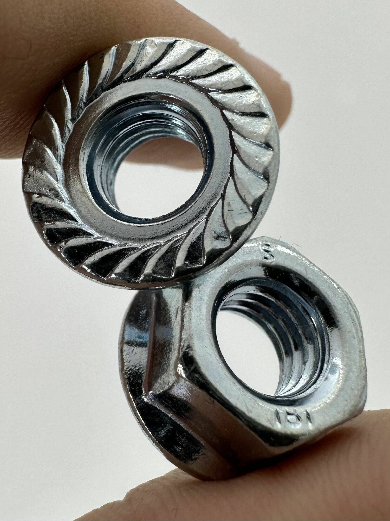 Гайка м8х1,25 с фланцем