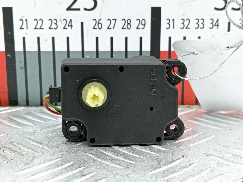 Сервопривод (электропривод моторчик привода) заслонки печки Volvo XC90 1 30676510 арт. 1821525