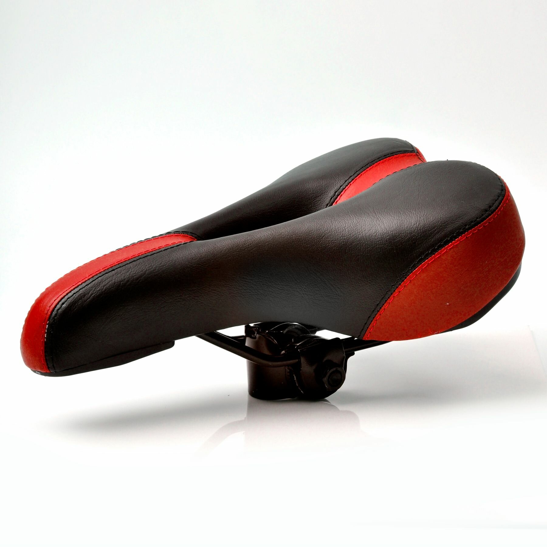 Седло спортивное для велсипеда с вентиляционным отверстием 145х250