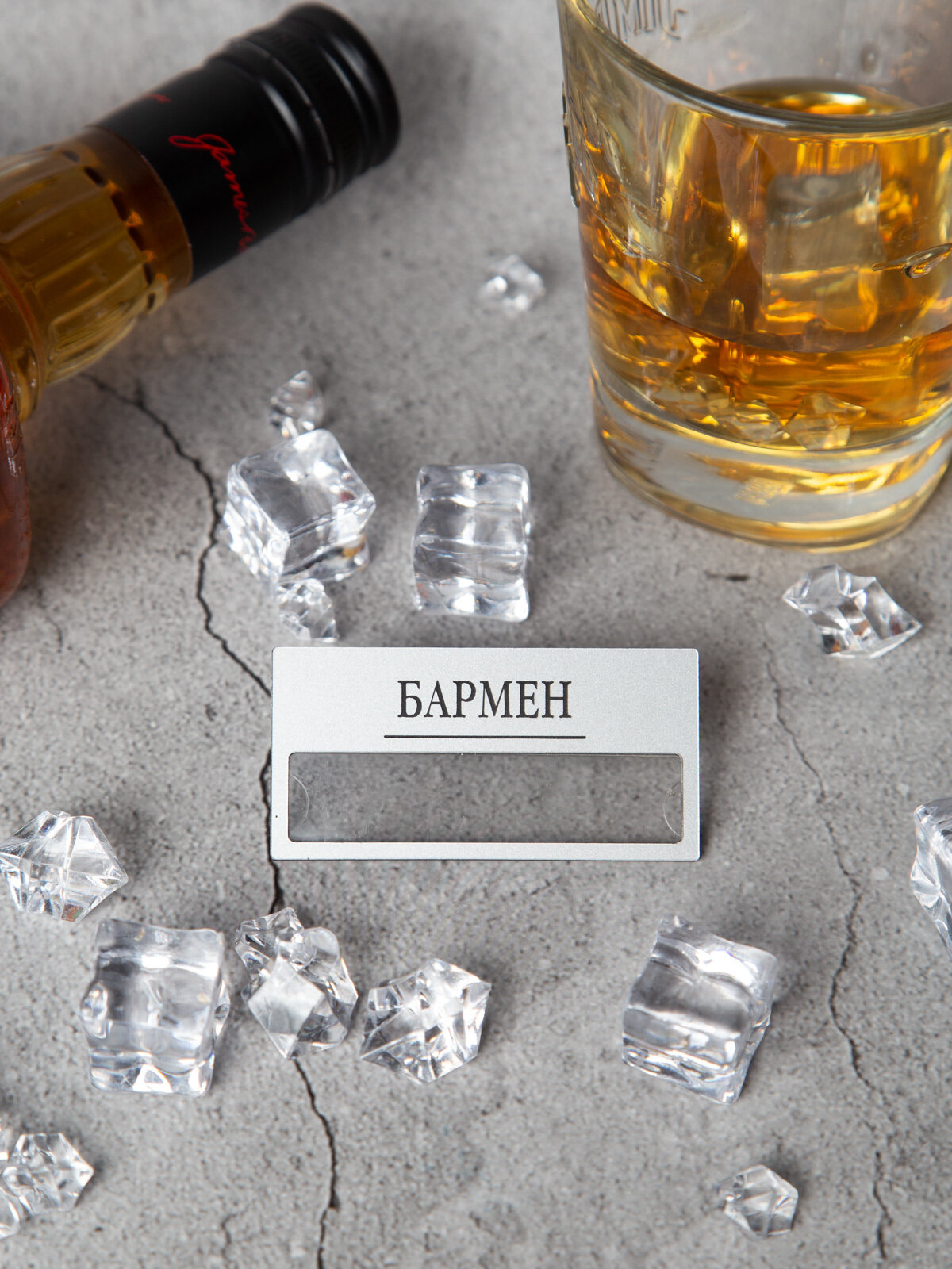 Бейдж пластиковый на магните с гравировкой "Бармен", серебристый. 1 штука.