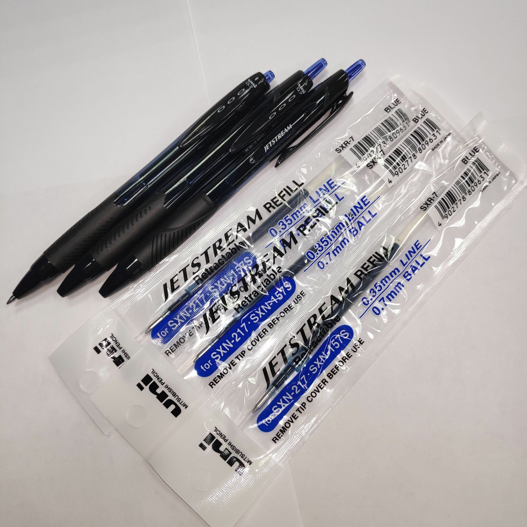 Набор из 3 ручек и 3 стержней синего цвета 0.7 мм UNI "Jetstream Sport" в чёрном корпусе.