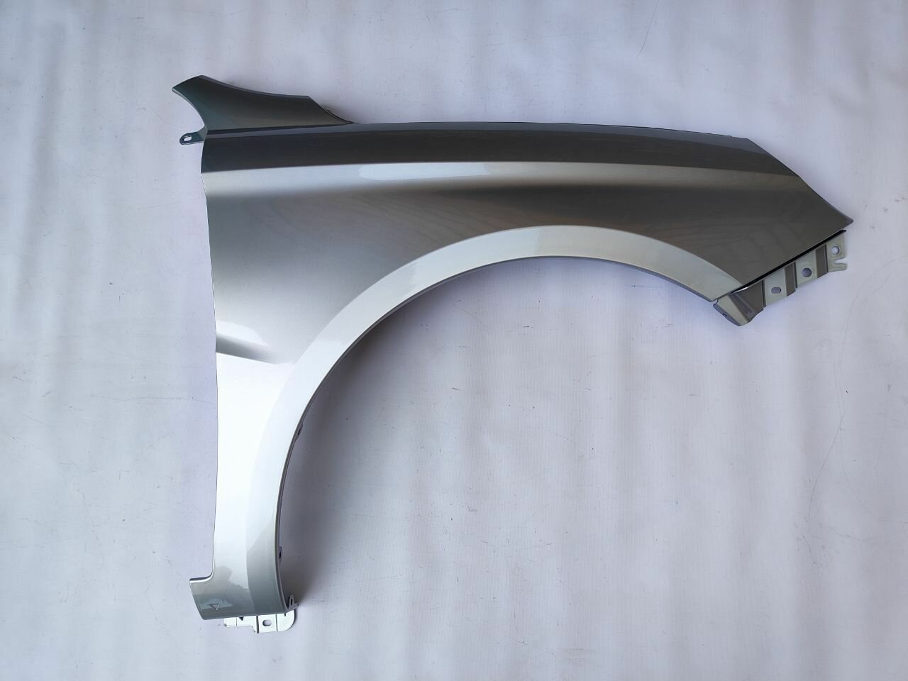 Крыло правое переднее Лада Веста в цвет кузова платина 691*серебристый"( пластиковое )