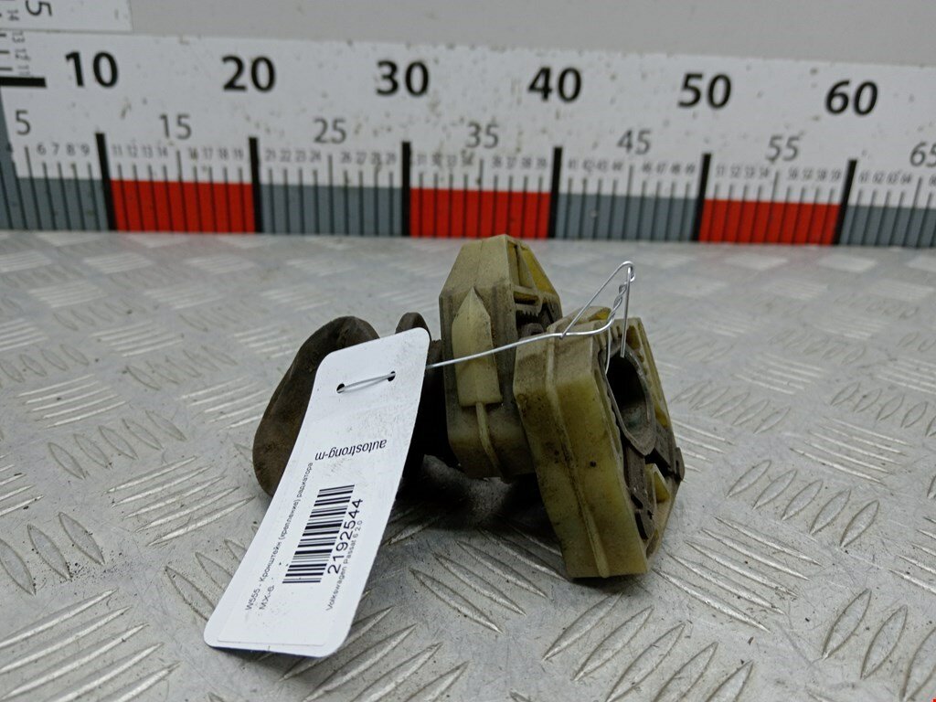 Кронштейн (крепление) радиатора Volkswagen Passat 6 арт. 2192544