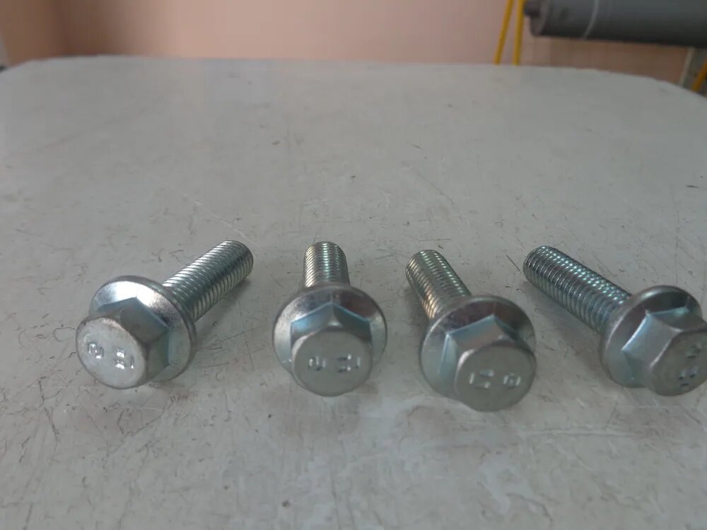 Болт М 10 х 35 (8,8) с фланцем оси шестерни заднего хода КПП