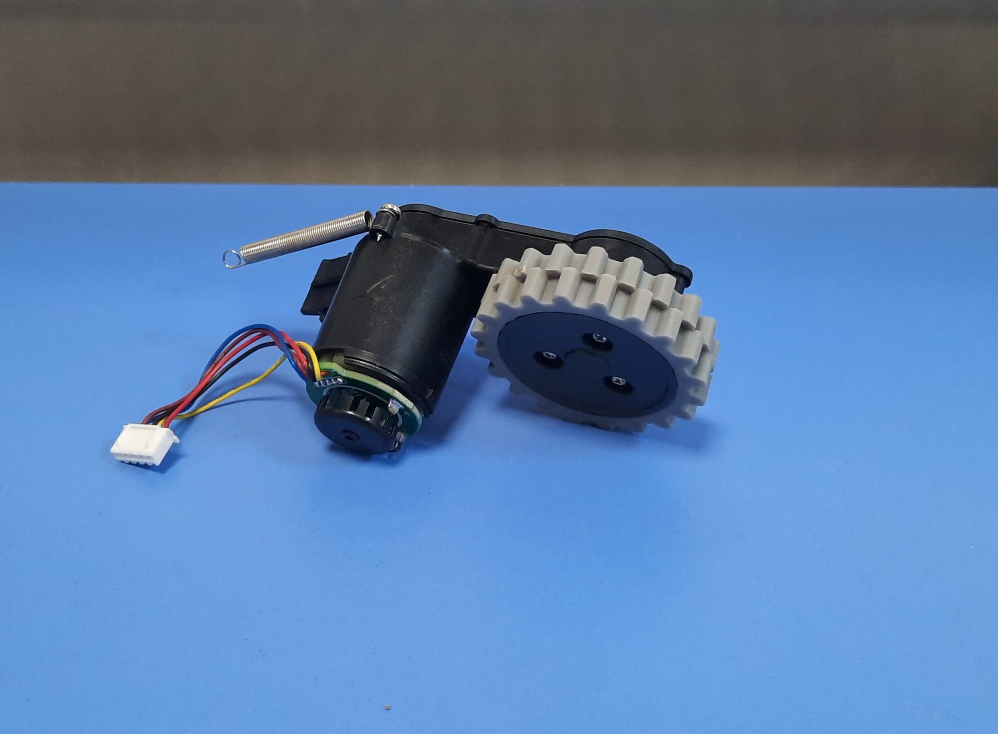 Привод колеса с датчиком робота-пылесоса Kitfort KT-505 (левый)