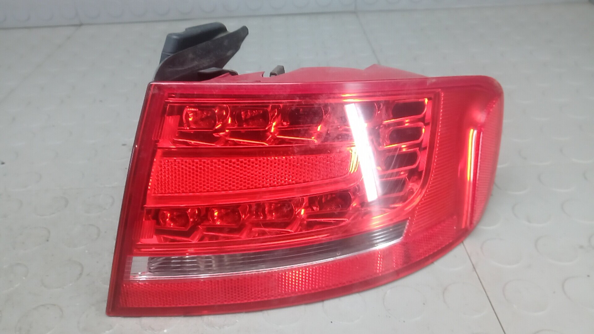 Фонарь задний правый AUDI A4 B8