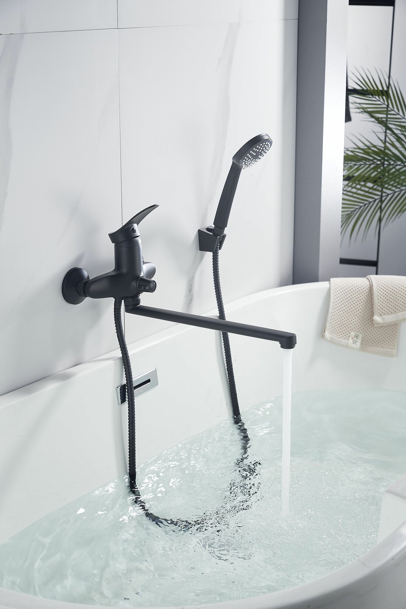 Смеситель для ванны с длинным изливом 35см, однорычажный, переключатель на корпусе, цвет черный