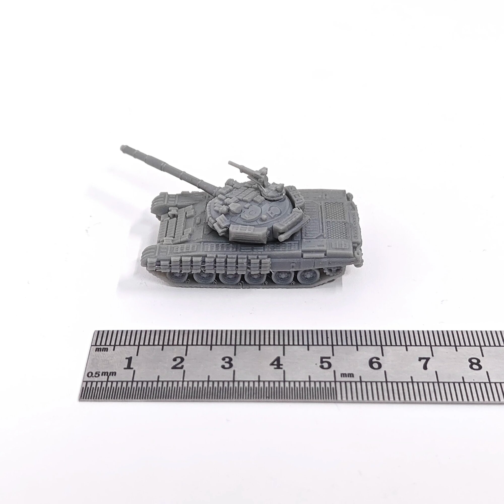 Модель советского основного боевого танка в масштабе 1/144