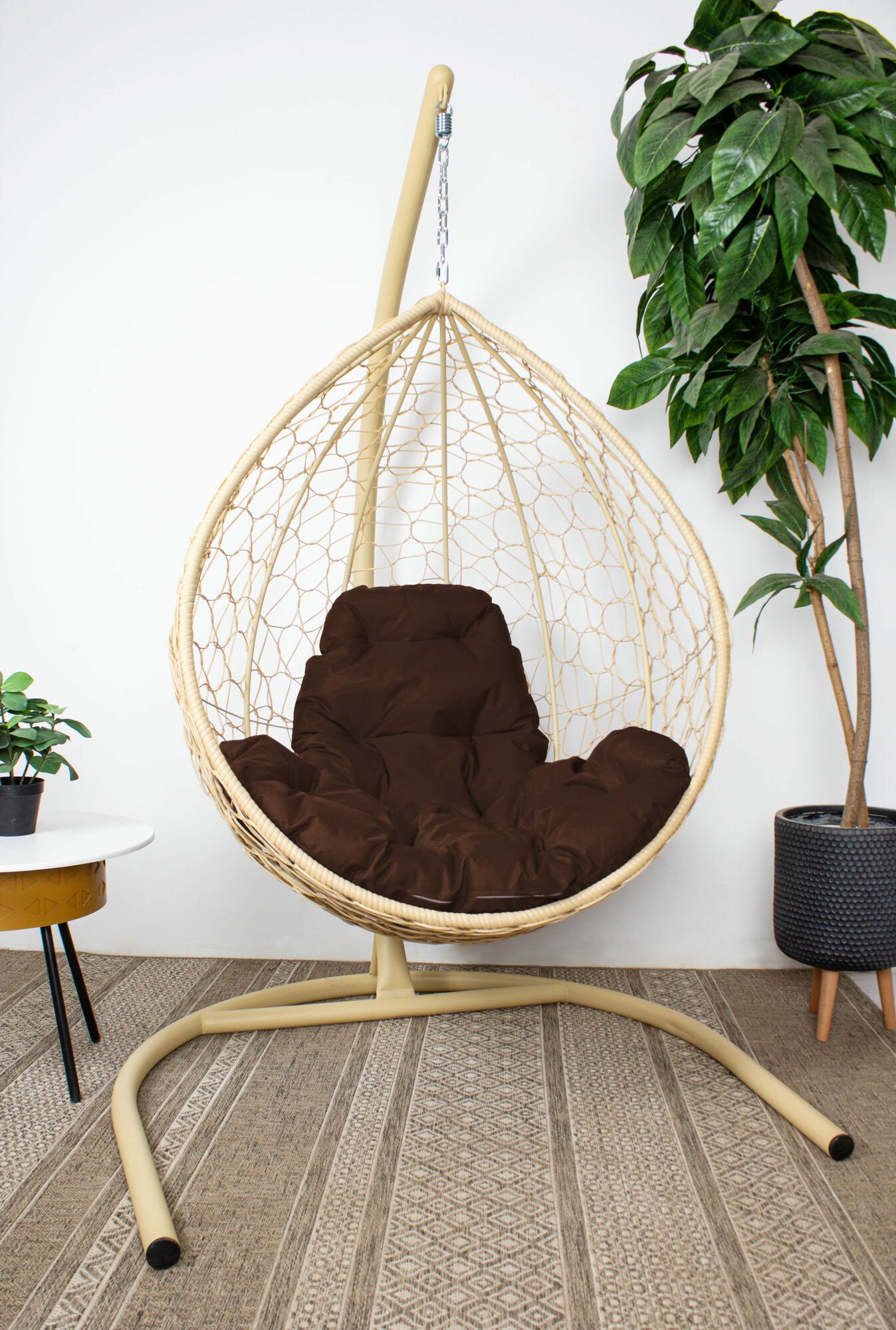 Подвесное кресло капля с ротангом бежевое, коричневая подушка