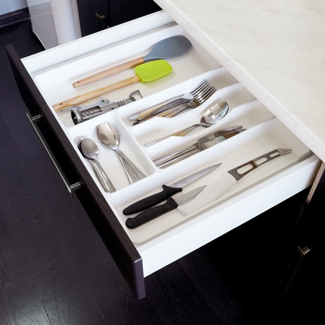 Лоток для столовых приборов в ящик 60 см, белый матовый софт тач, пластик подрезной