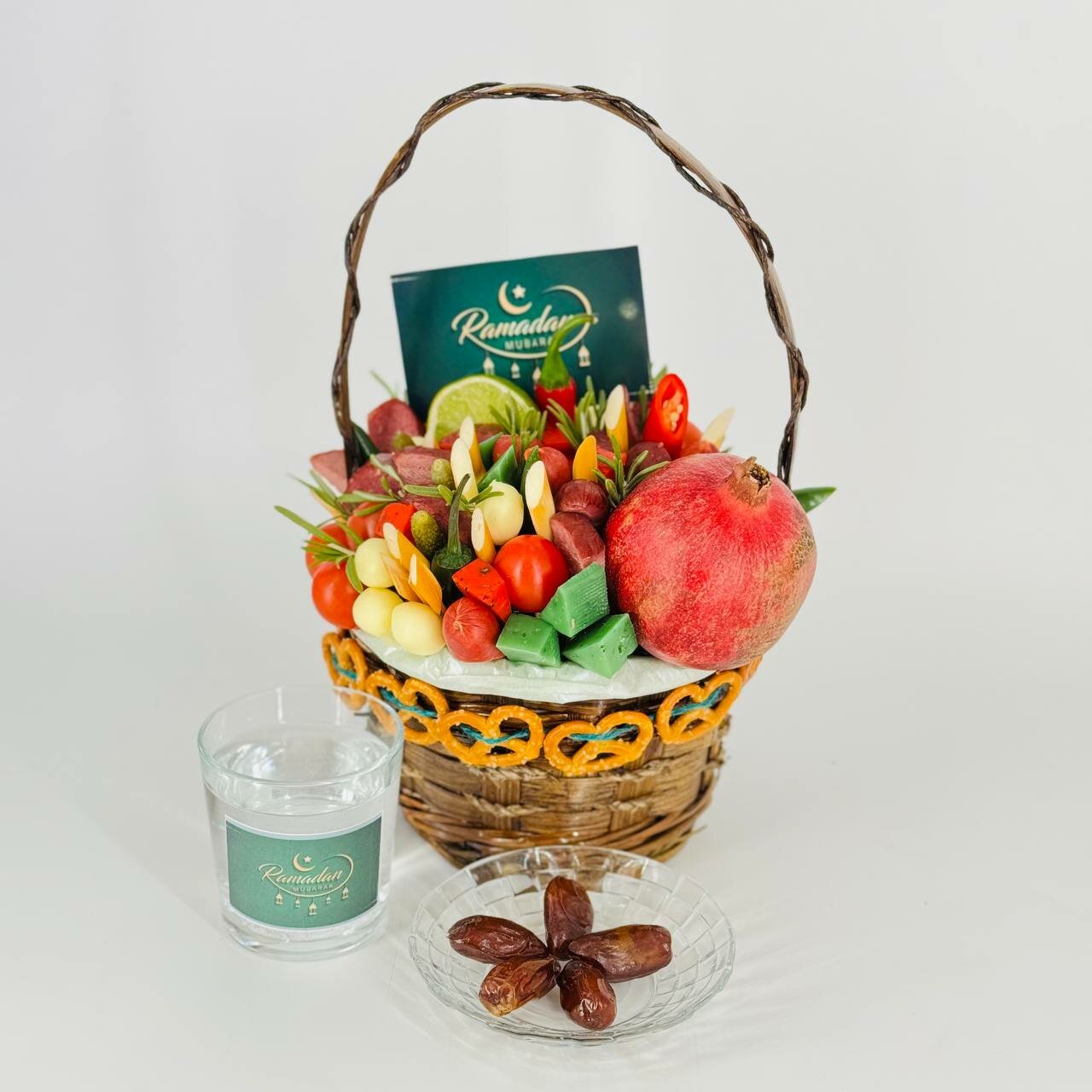 Мужской букет колбасный халяль в корзинке 1100 грамм. Подарок на Рамадан