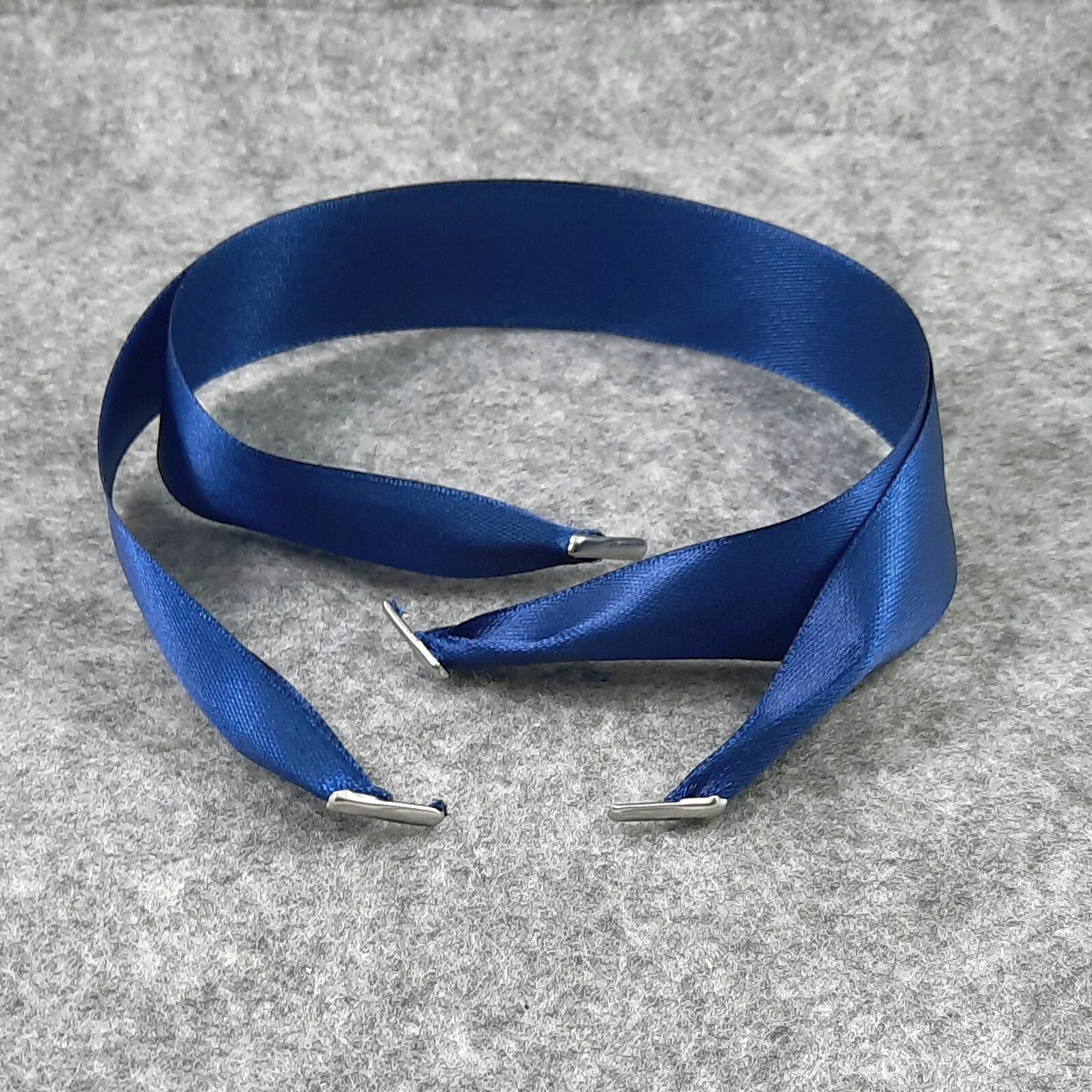 Ручка-лента атласная 25 мм длина 35 см темно-синяя с металлическими наконечниками (100 шт)