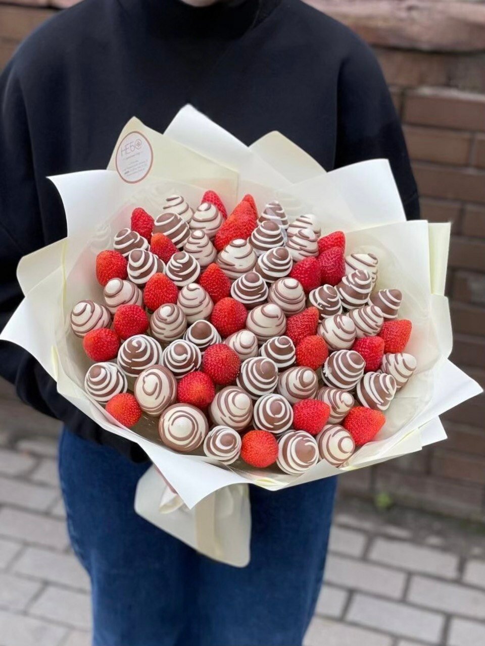 Букет с клубникой в молочном и белом шоколаде, без посыпок, 1200 г, Classic 2, белая упаковка