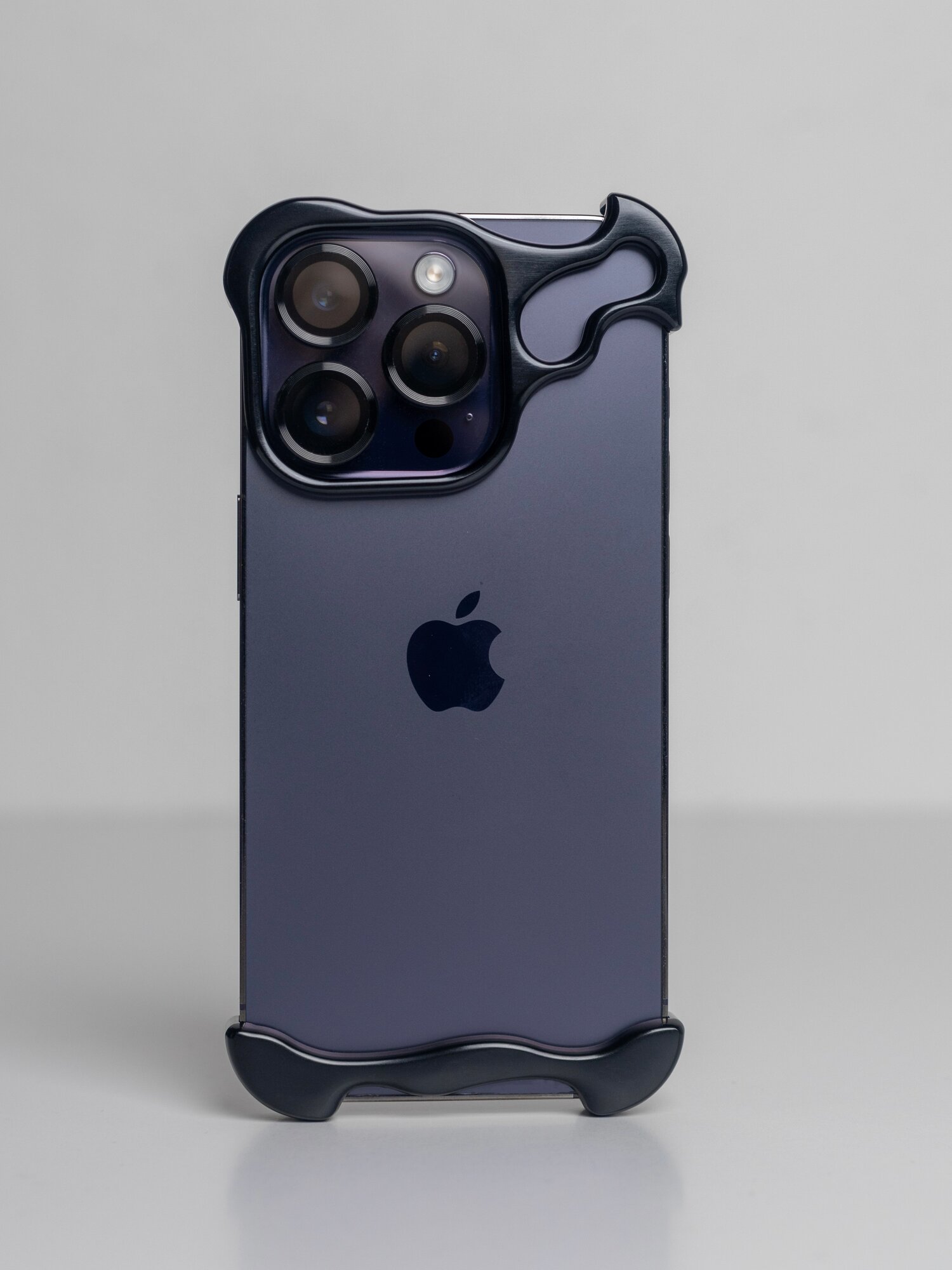 Чехол черный на iPhone 15 металлический с защитой камеры и поддержкой беспроводной зарядки