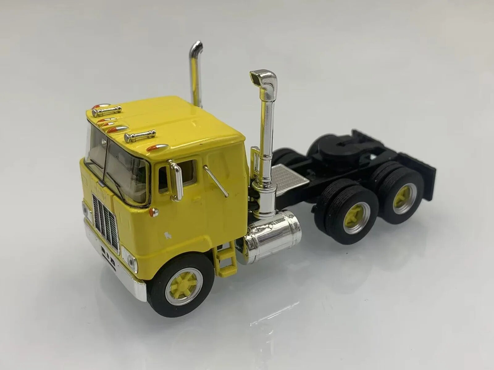 Модель полуприцепа-тягача Mack F700 1:64 B
