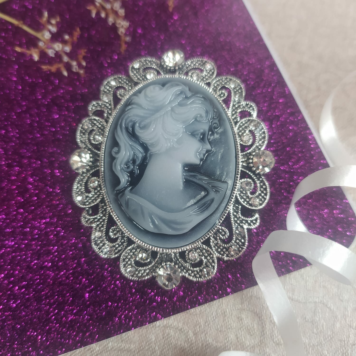 Брошь, стразы, пластик