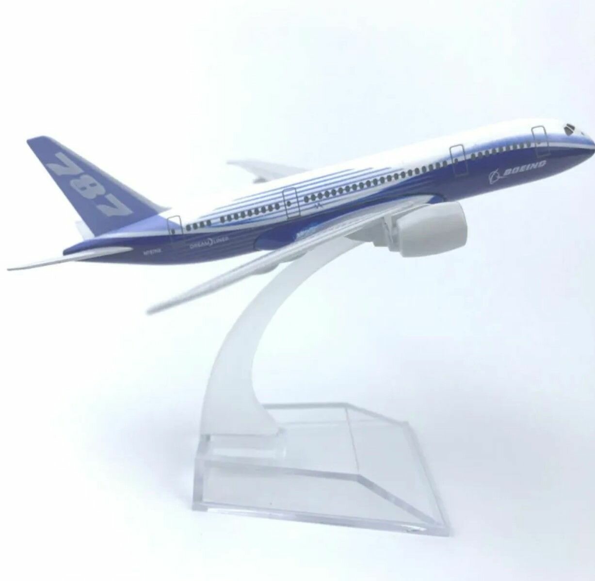 Модель самолета Boeing 787, металл, на подставке, 16-сантиметров