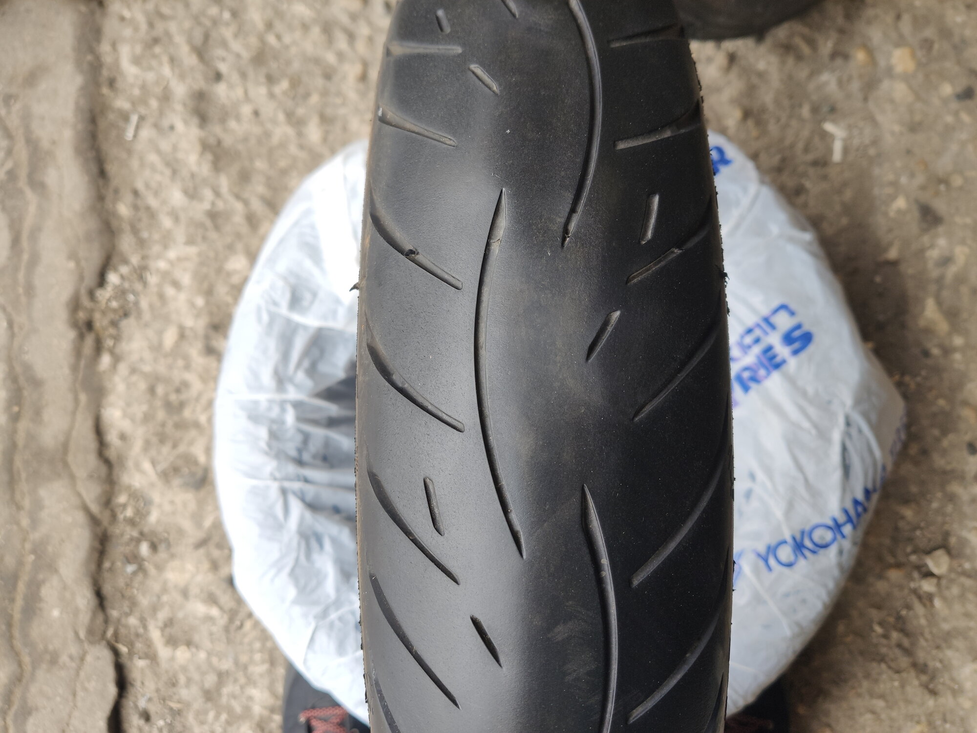 Мотошина БУ для мотоцикла Metzeler Roadtec Z8 120 / 70 R17 0021941