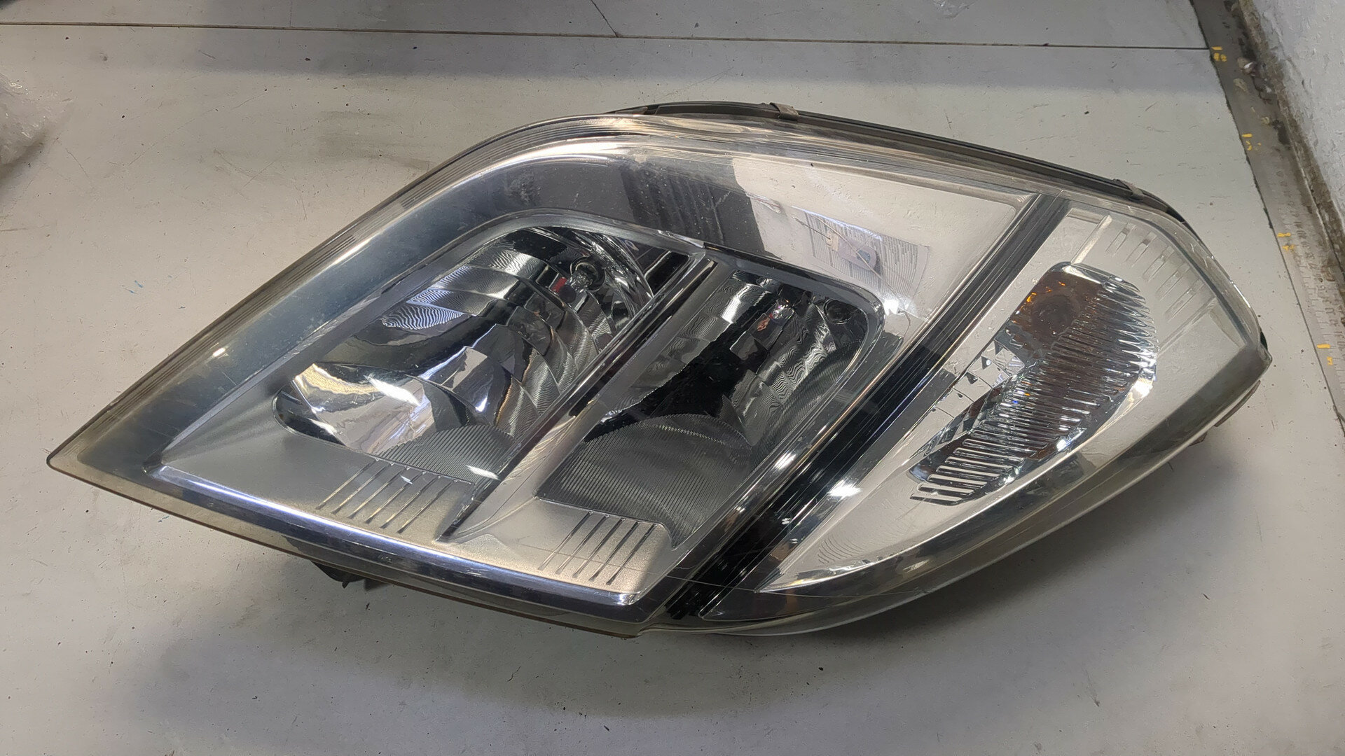 Фара (передняя) правая Nissan NV400 Б/У