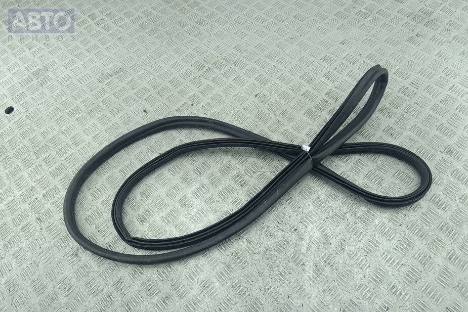 Уплотнитель крышки (двери) багажника Skoda Octavia mk2 (A5 1Z) 2004-2013