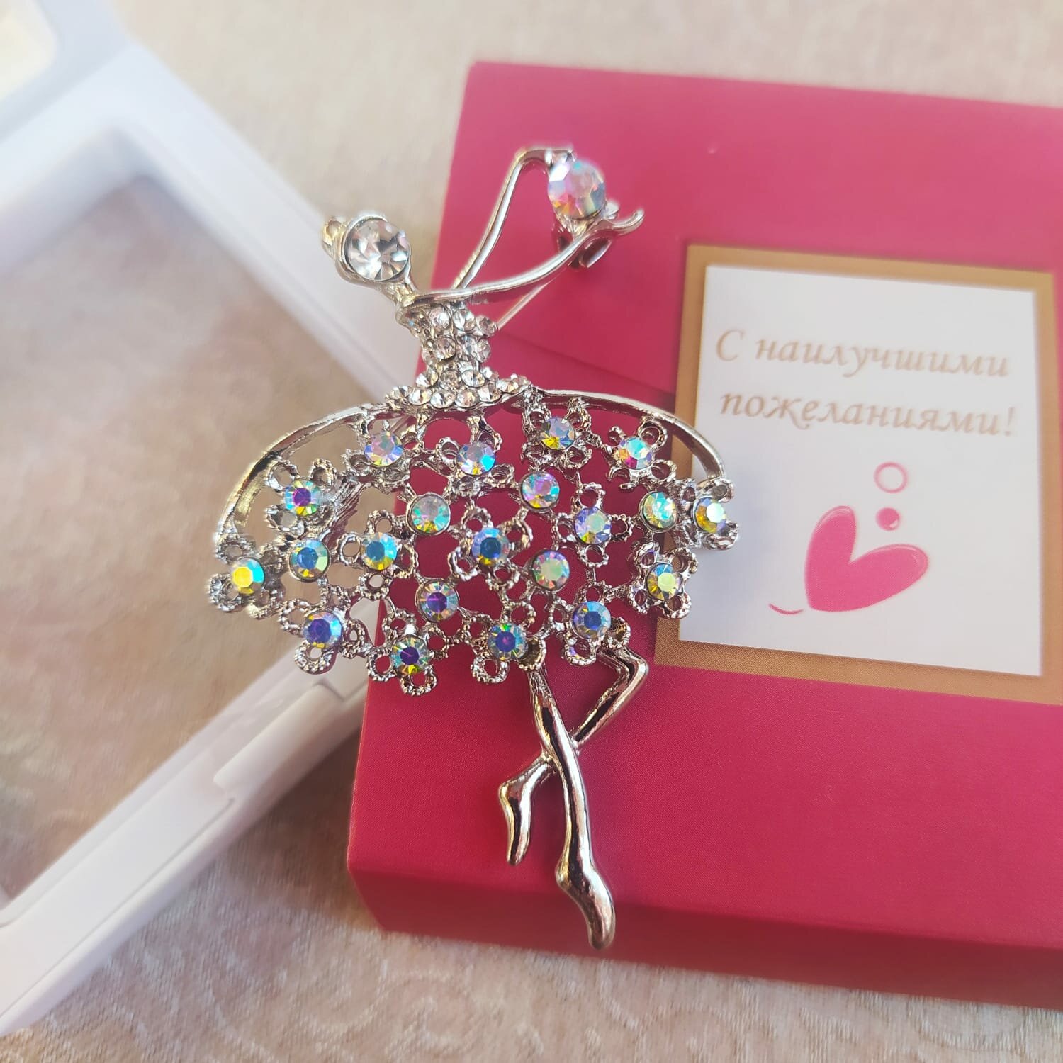 Брошь, стразы