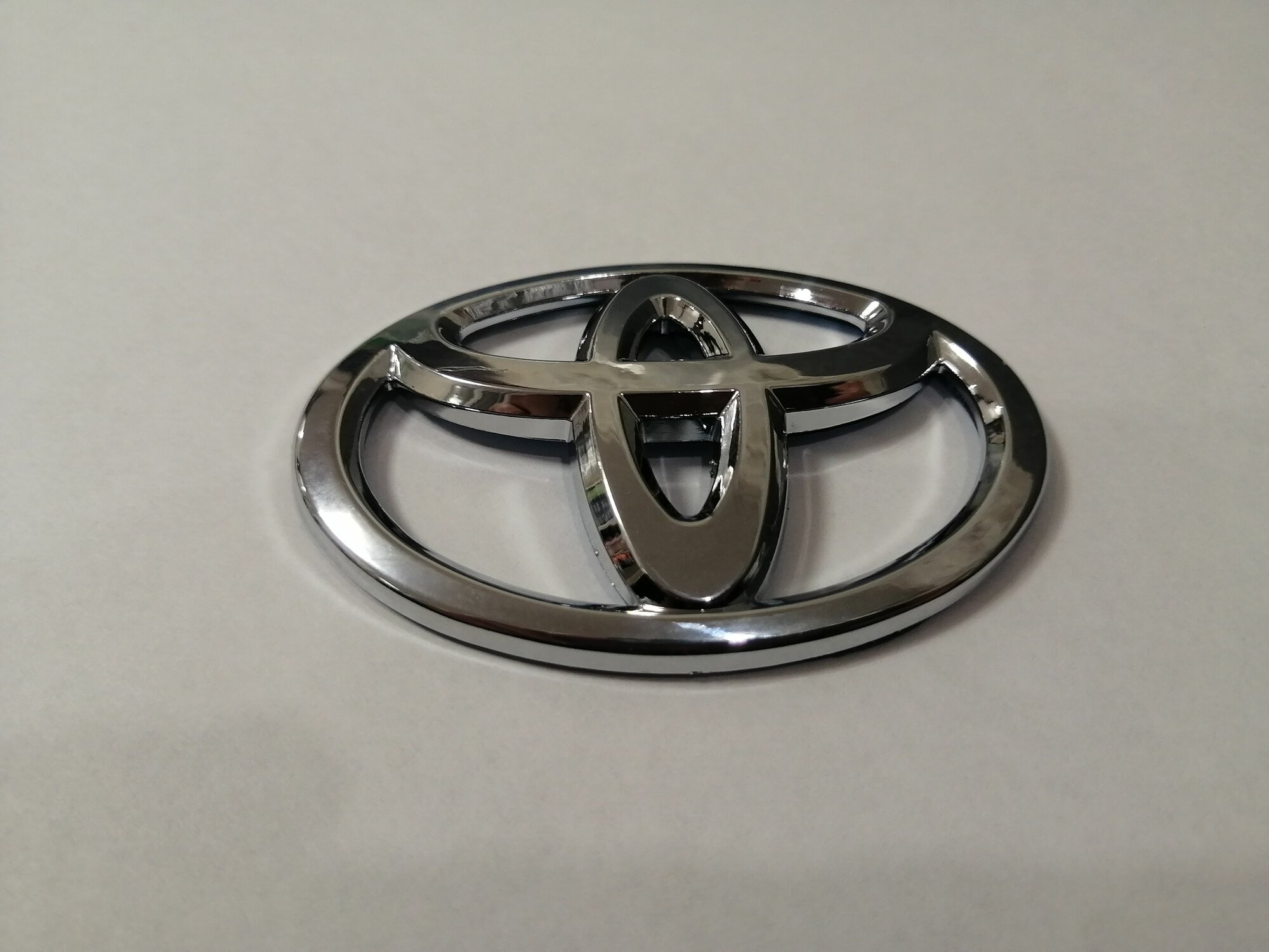 Эмблема Toyota Camry 40 задняя Хром