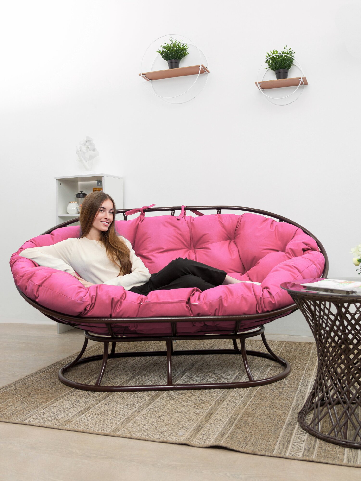 Диван мамасан без ротанга коричневое, розовая подушка