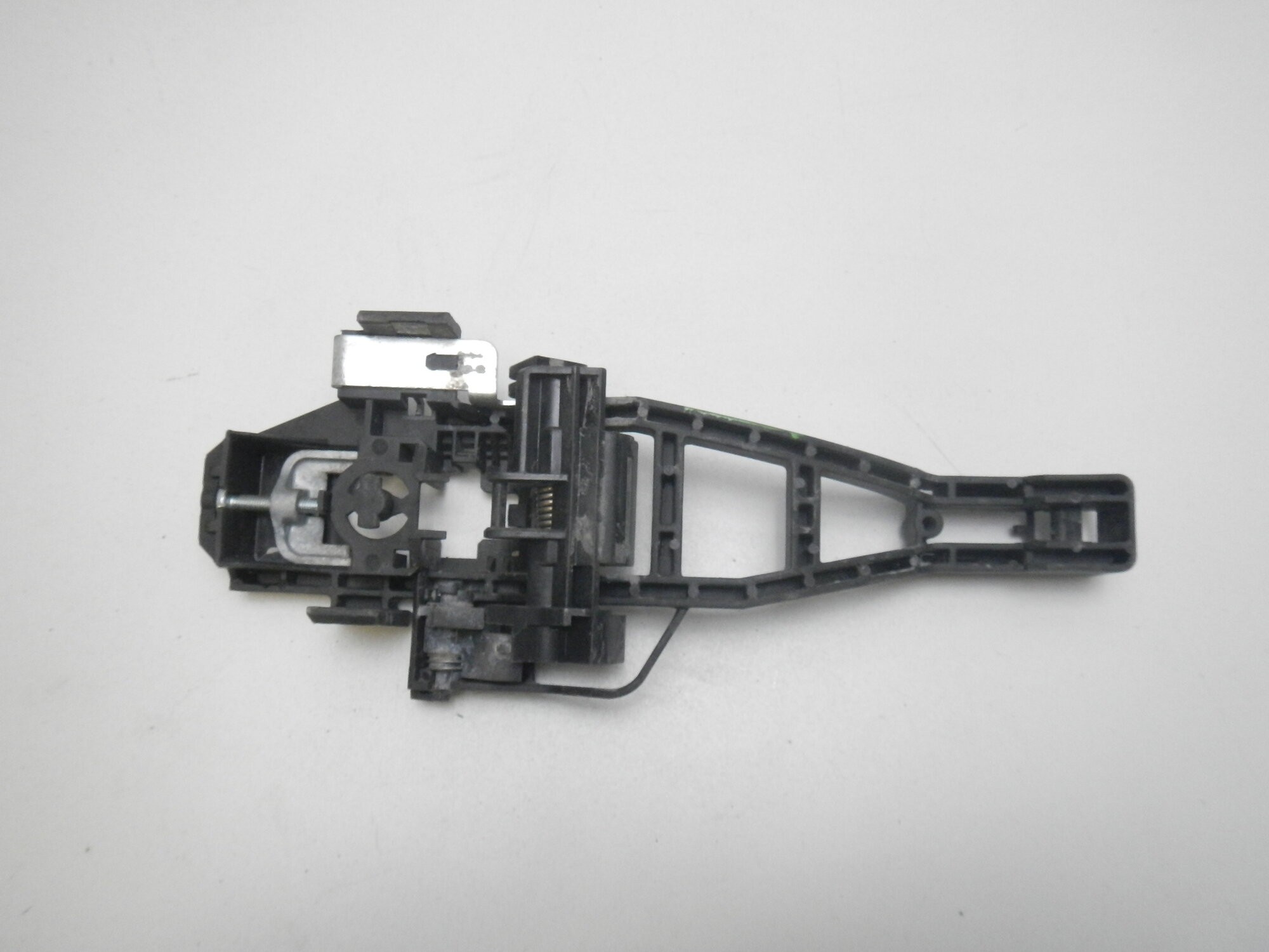 Б/У Кронштейн ручки, Ford (Форд)-FOCUS 3 (11-19) FORD FOCUS 3 (11-19) задний левый Отколот кусок. 622913 FORD арт. BM51A2...