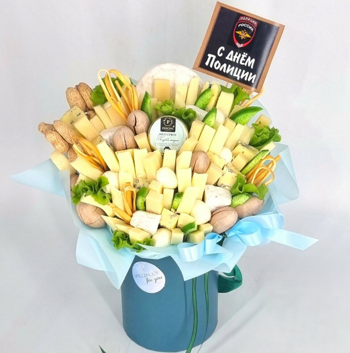 Подарок на День полиции. Сырный букет в коробке, с орехами и сухофруктами