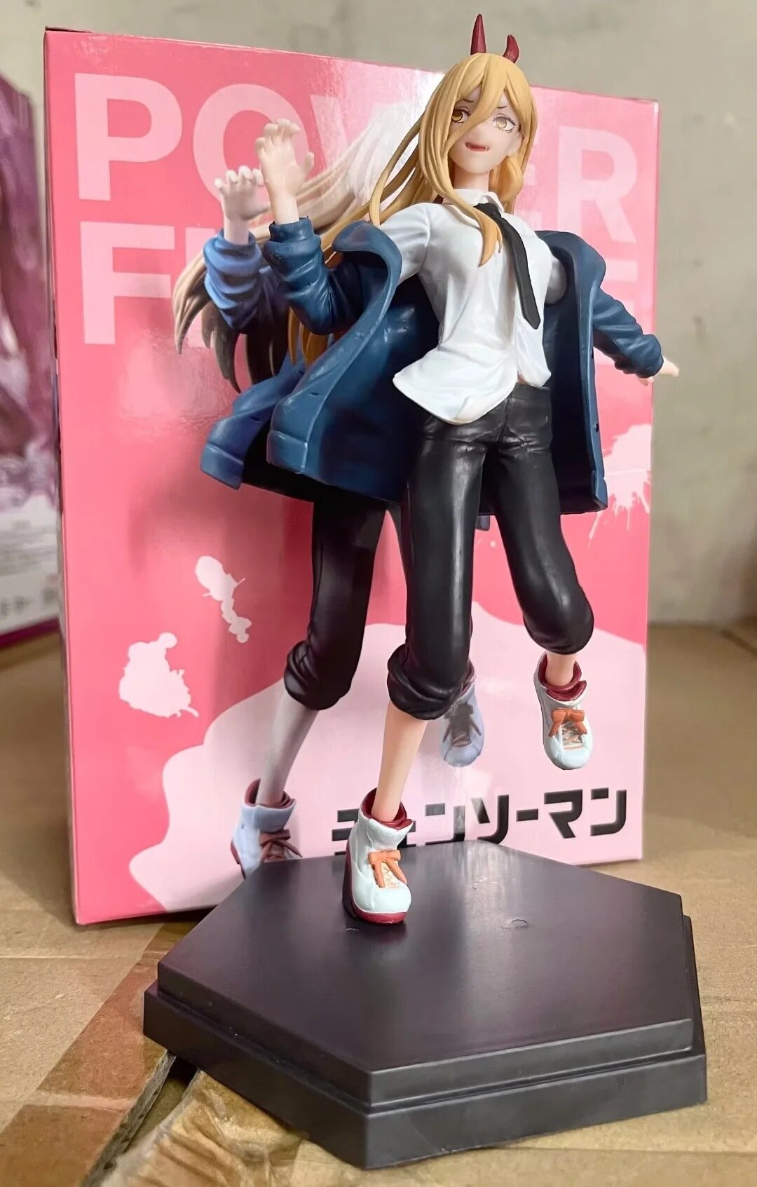 Фигурка «Человек-бензопила: Кровавая демоническая сила», призовая фигурка «Человек-дьявол-бензопила», стоящая фигурка в коробке.