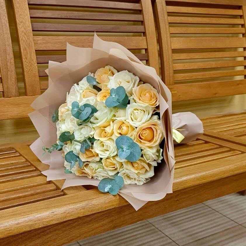 Живые цветы букет роз с эвкалиптом в упаковке 35 шт. 40 см. кремовый "Ледис"