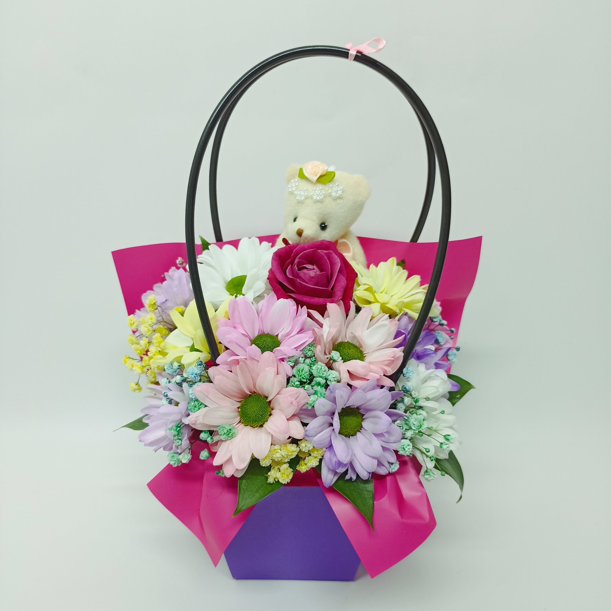 Композиция из розы, хризантемы и гипсофилы Цветы в сумочке с игрушкой 4