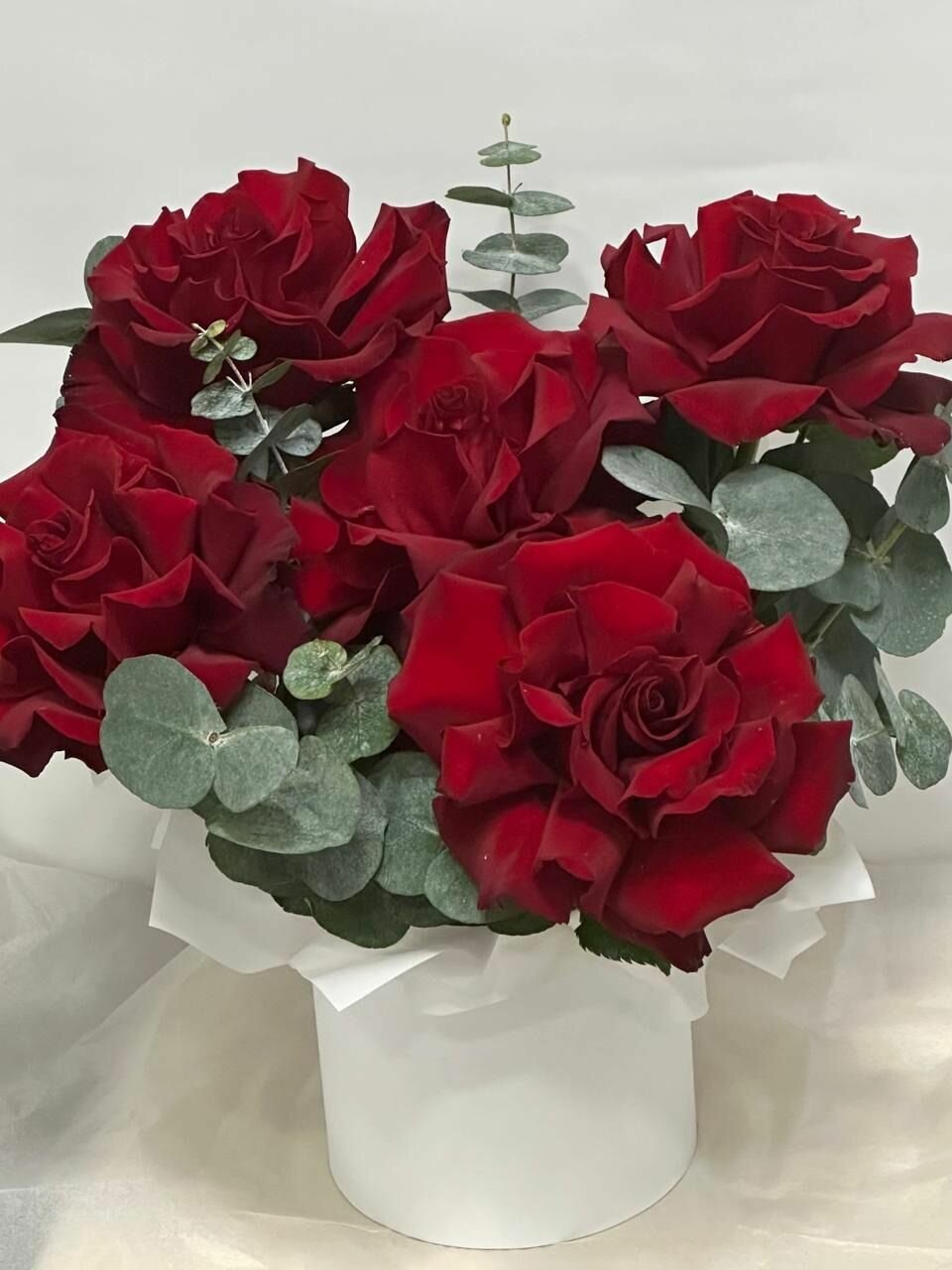 Бордовые французские розы в коробке