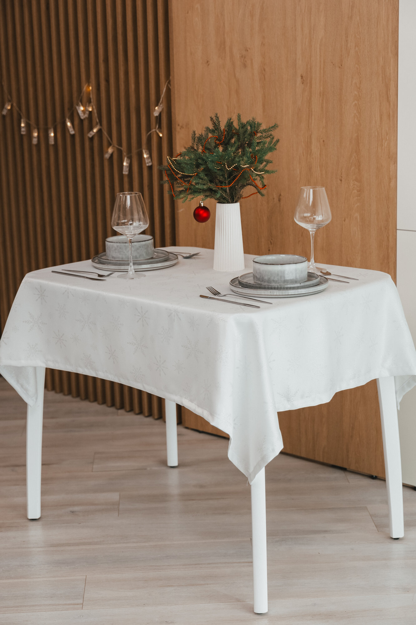 Скатерть новогодняя 150х200 Снежинки люрекс, 100% полиэстер, 23 Линия