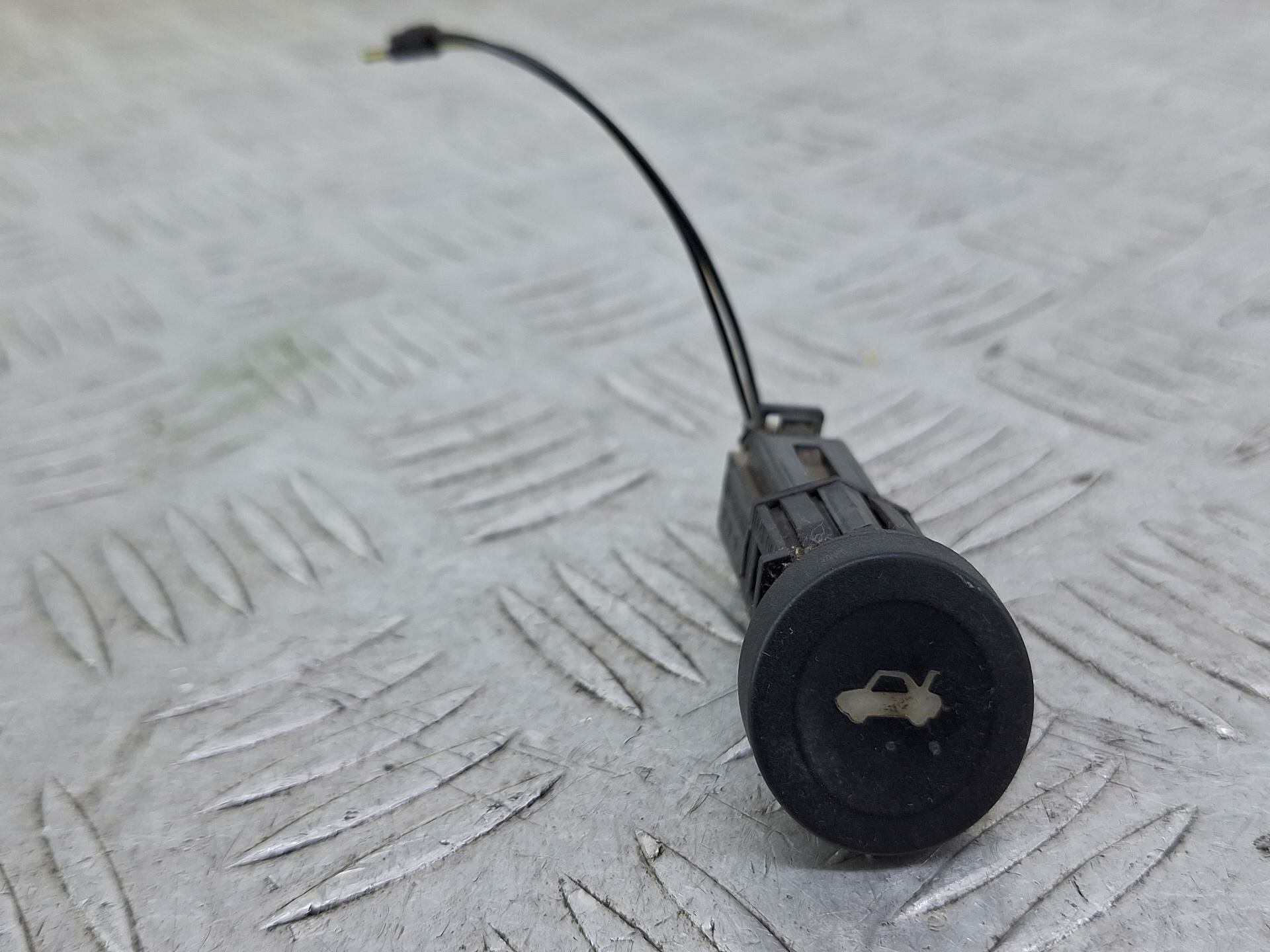 Кнопка открытия багажника Ford Fiesta 5 2004