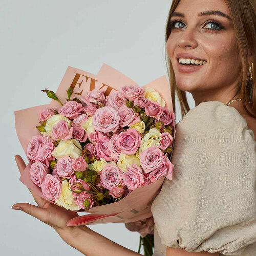 Монобукет "Венера в цветах", кустовые розы, 19 штук, высота 60 см