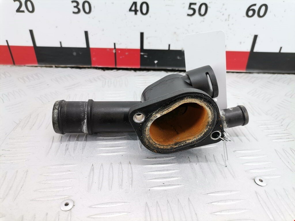 Фланец (штуцер системы охлаждения тройник) Volkswagen Jetta 5 038121132G арт. 1558718