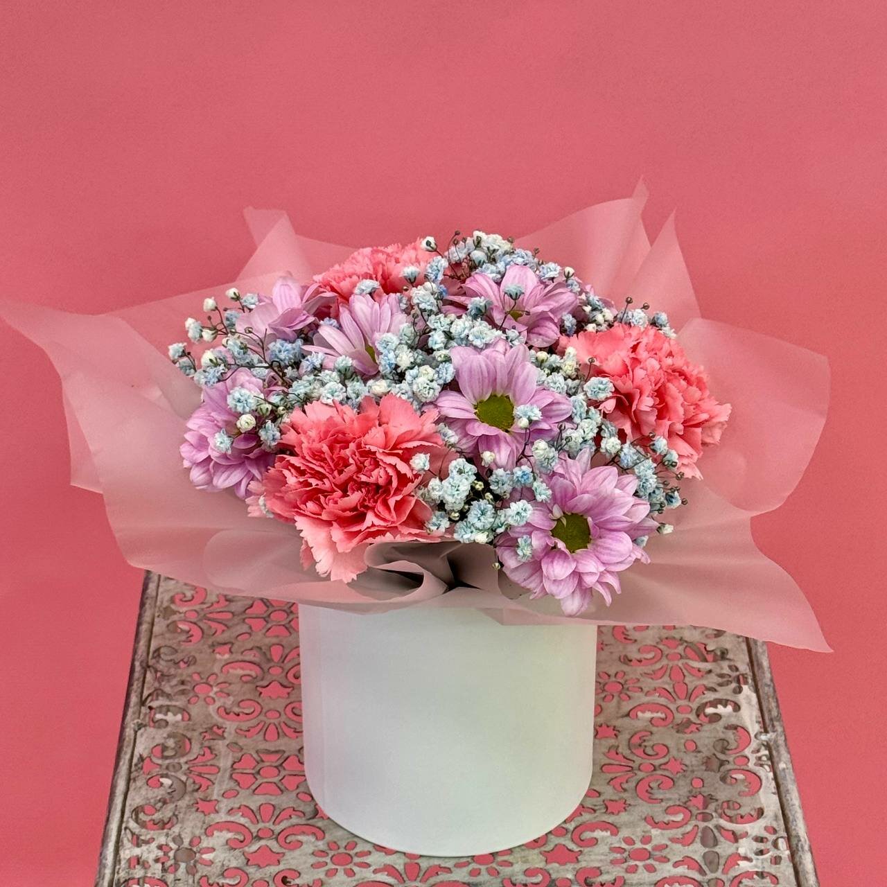 Букет "Нежность", хризантема, гипсофила, гвоздика, разноцветный, в коробке