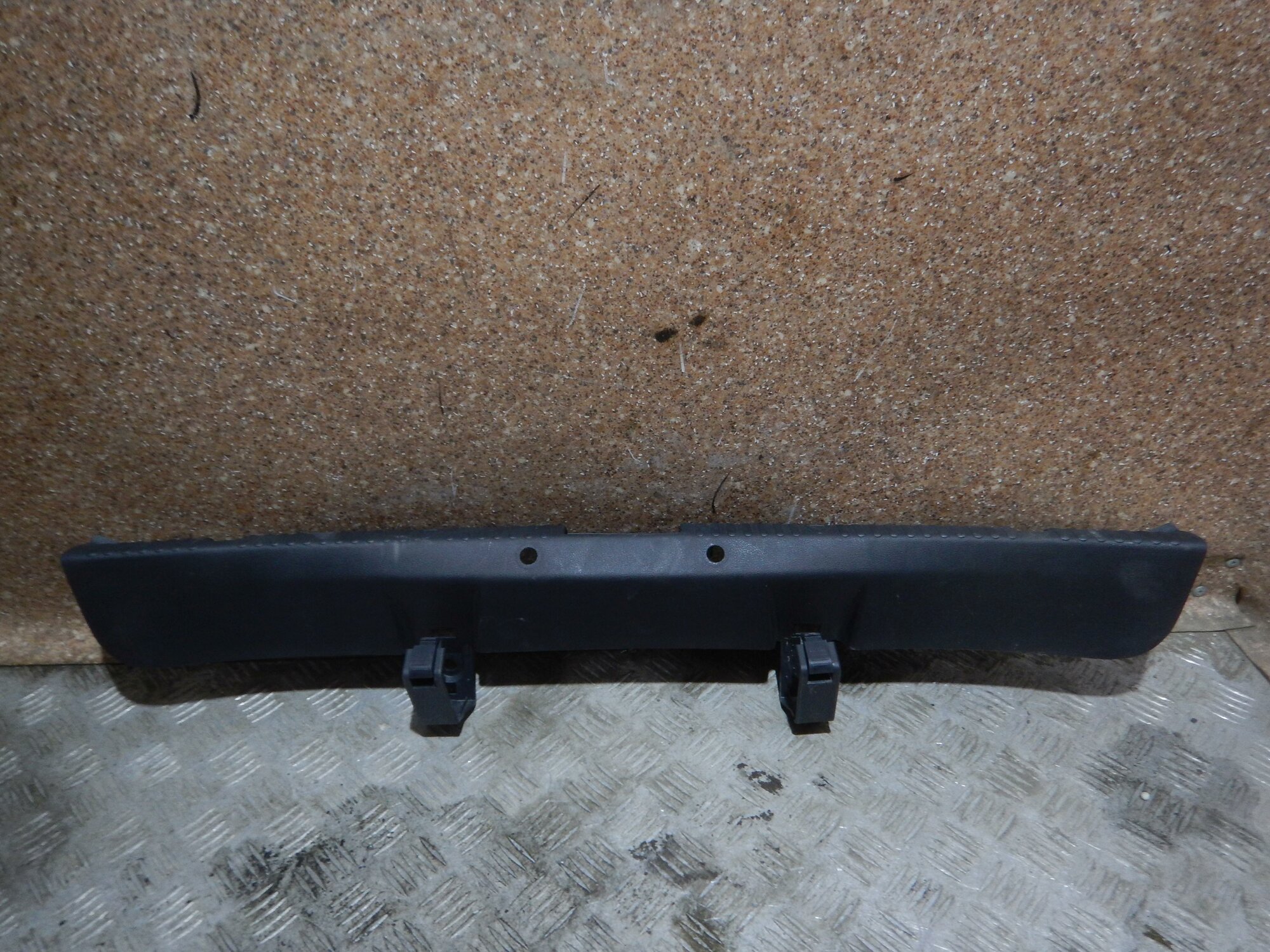 Б/У Обшивка багажника, Skoda (Шкода)-RAPID (12-) SKODA Rapid (12-) на заднюю панель Царапины. 392567 VAG арт. 5JA863459B9B9