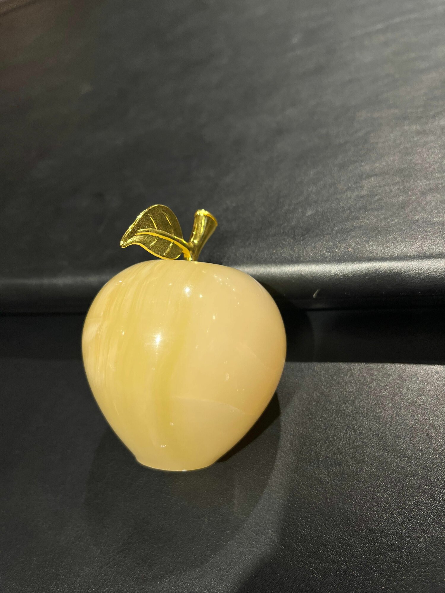 Яблоко из натурального медового оникса среднего размера от производителя Present61. Товар уцененный