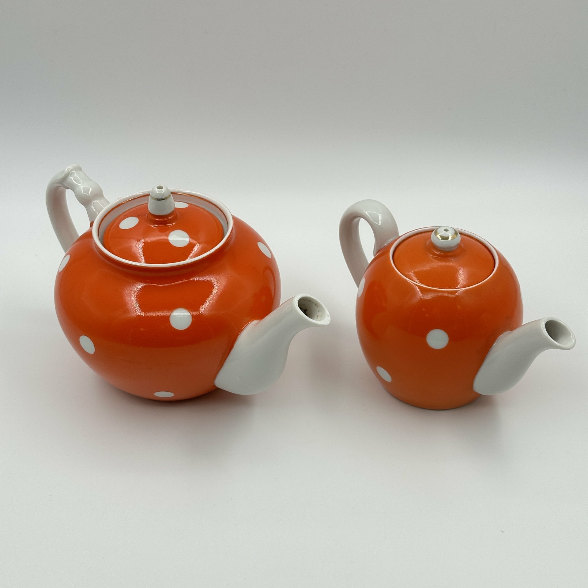 Набор из двух чайников, фарфор, крытье, золочение