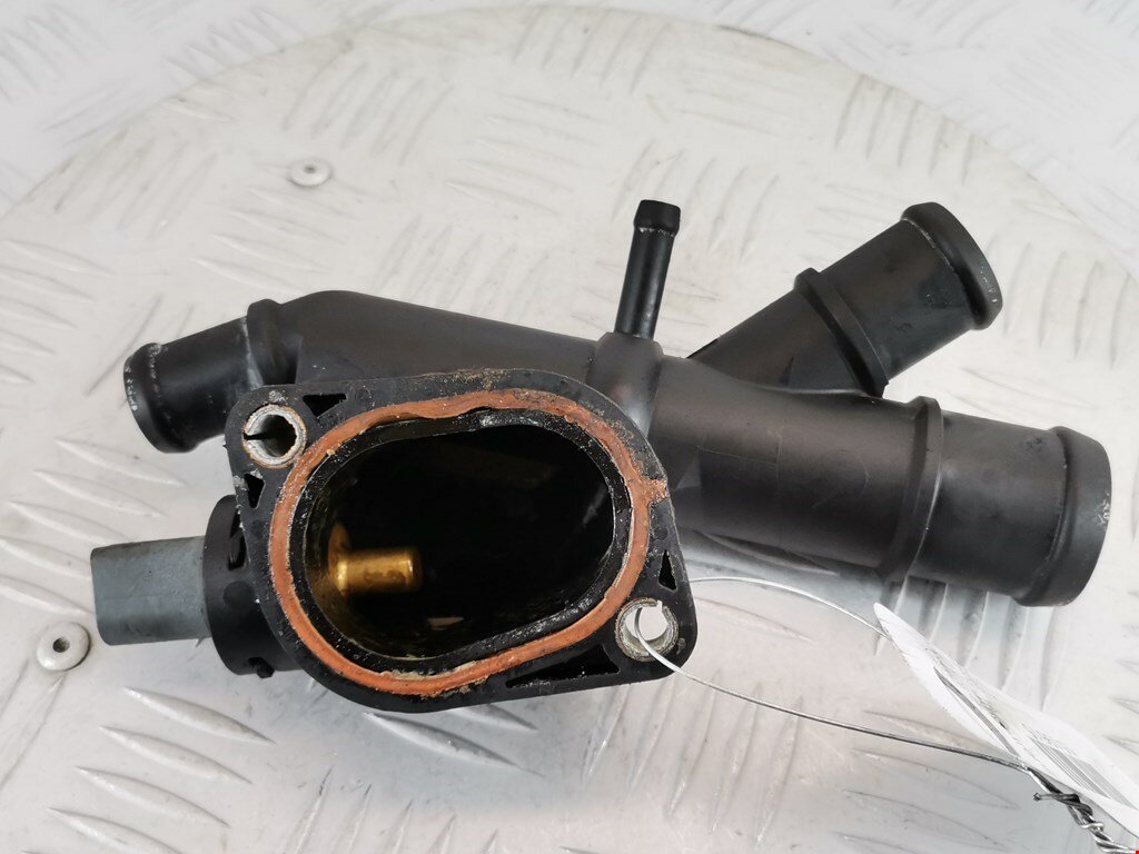 Фланец (штуцер системы охлаждения тройник) Volkswagen Passat 6 03L121132Q арт. 1519615