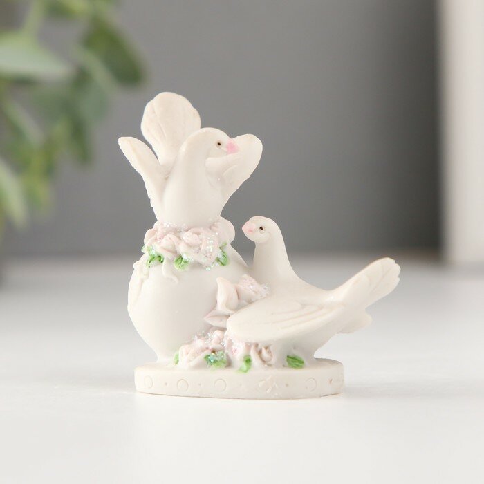 Фигурка полистоун «Два голубя на шаре с цветами», 6.4 см