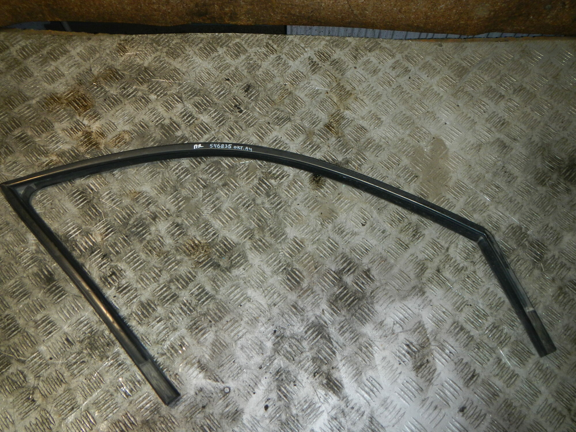 Б/У Уплотнитель стекла двери передней правой, Skoda (Шкода)-OCTAVIA TOUR A4 (1U) (00-) SKODA OCTAVIA TOUR A4 (1U) (00-) ...