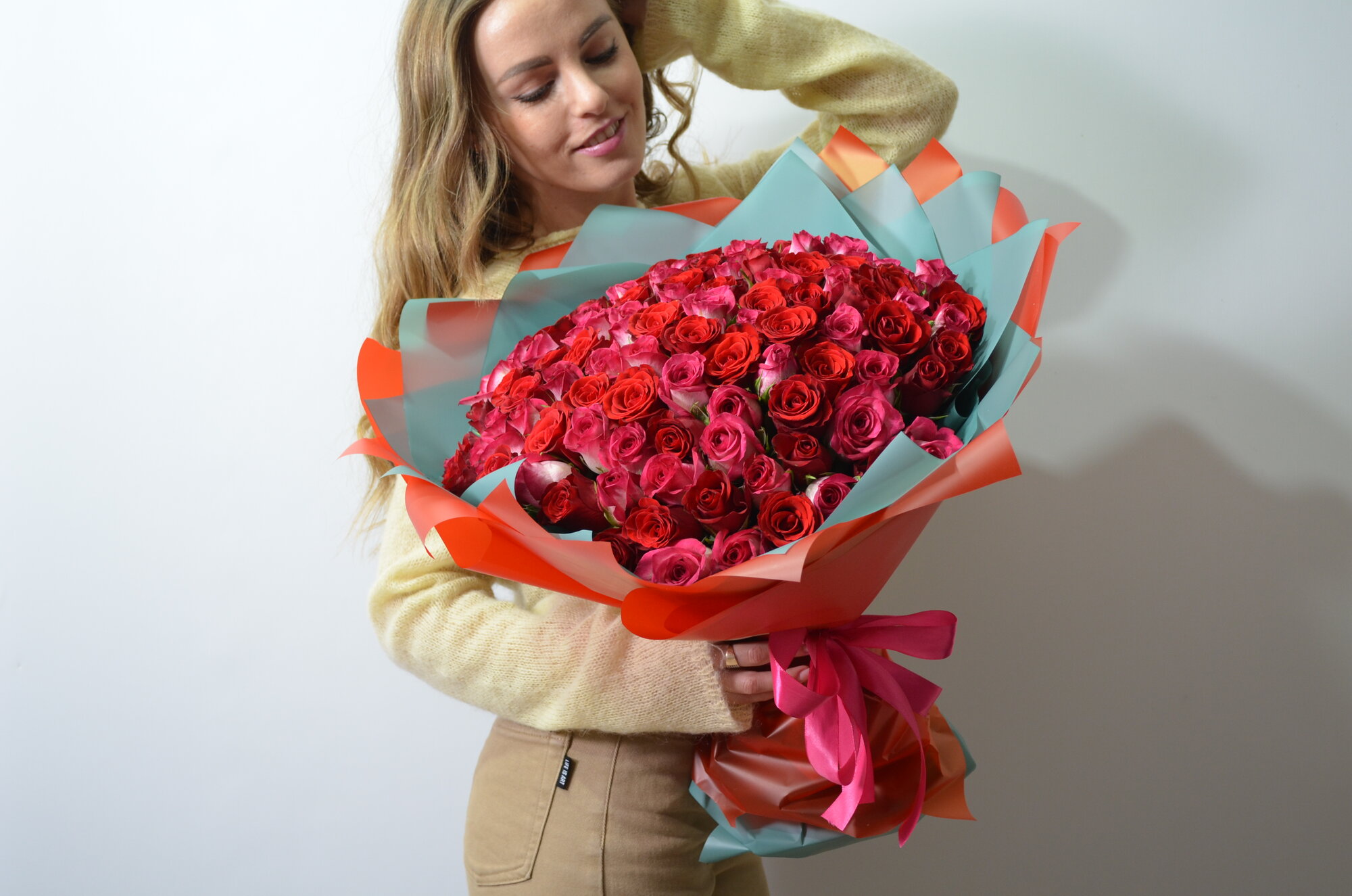 Букет Lavieflowers, живые розы 101, микс цветов, красные, беломалиновые