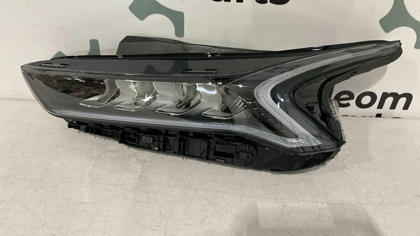 Фара левая Kia K5 20-н. в