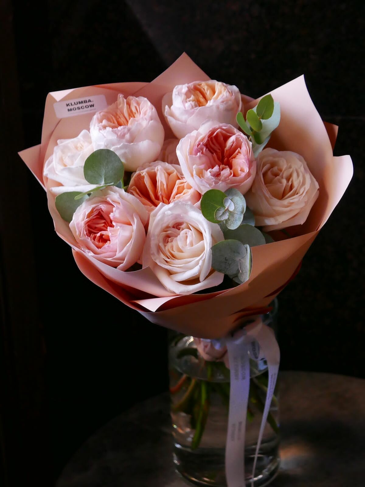 Ароматный персиковый букет от студии цветов klumba.moscow, аквабокс