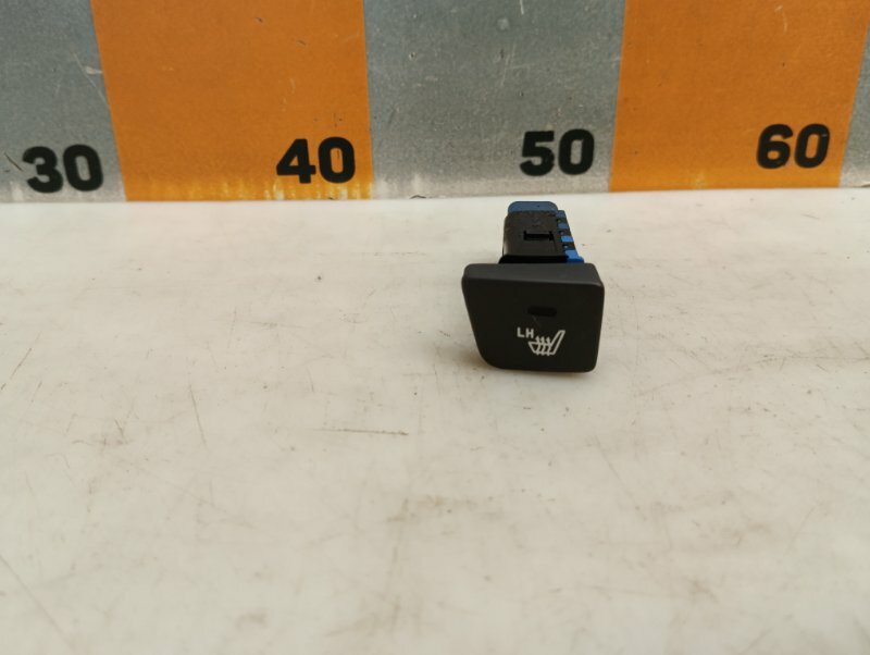 Б/У Хендай Элантра 4 Кнопка обогрева сиденья Hyundai Elantra 2007 4, HD Лев. 322947 Hyundai-KIA арт. 933302H0009Y