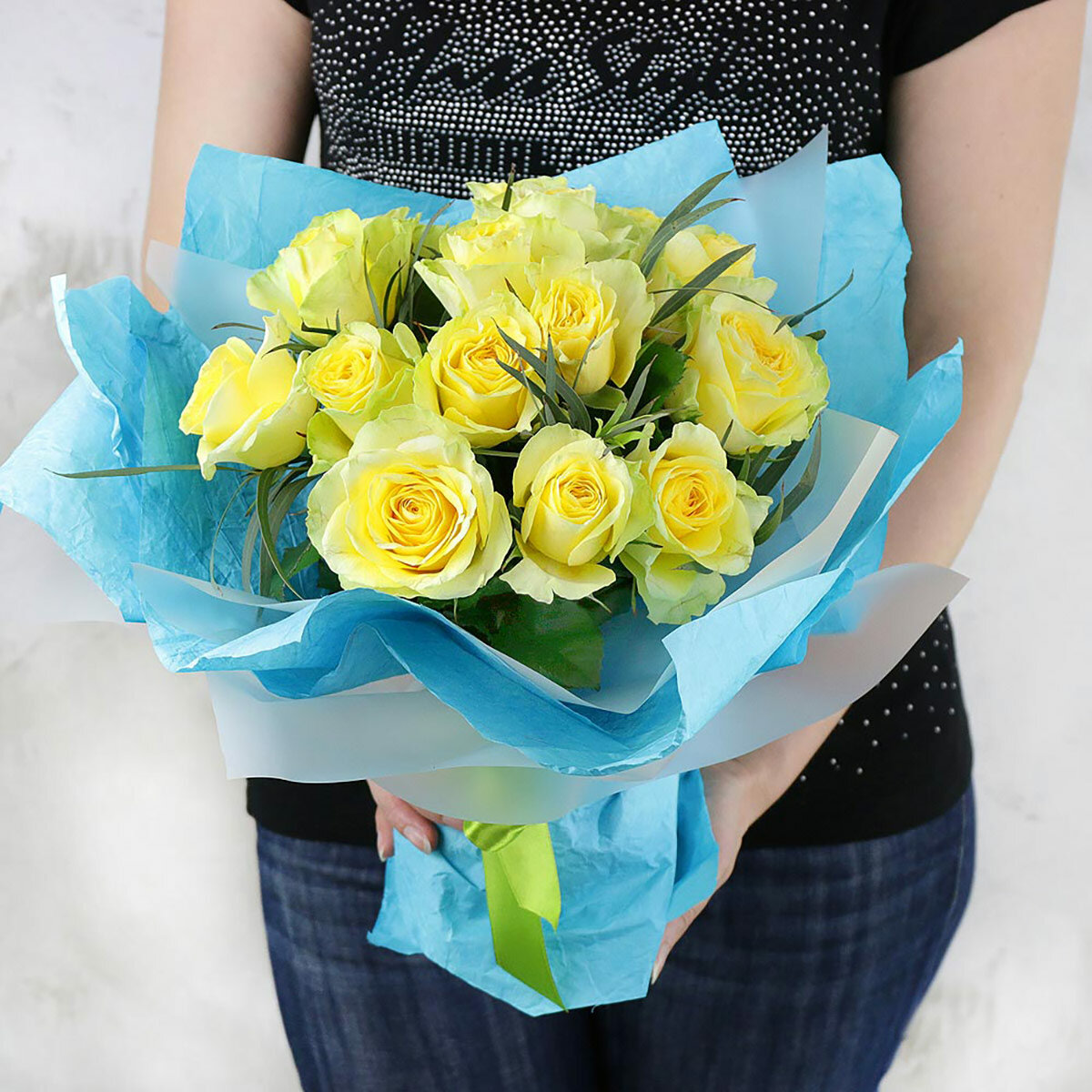 Букет Букет Маркет "Желтые розы с эвкалиптом", высота 30см, в оригинальной упаковке