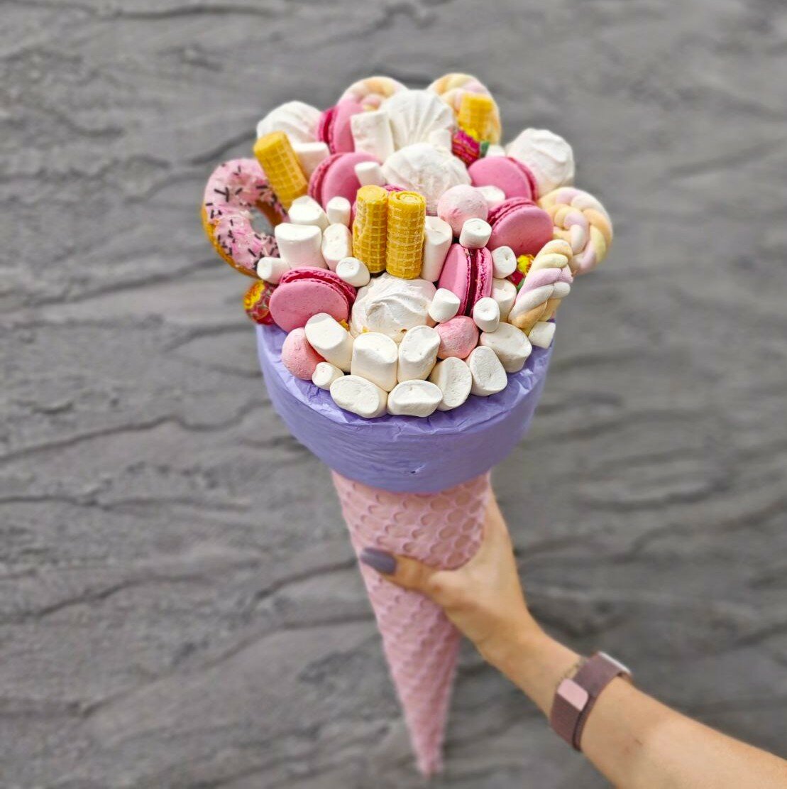 Сладкий подарок, букет рожок из зефира и макаронс